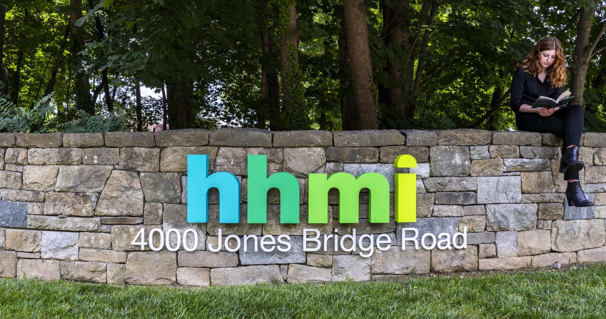 Multicolor Campus Signage for HHMI - C&G Partners